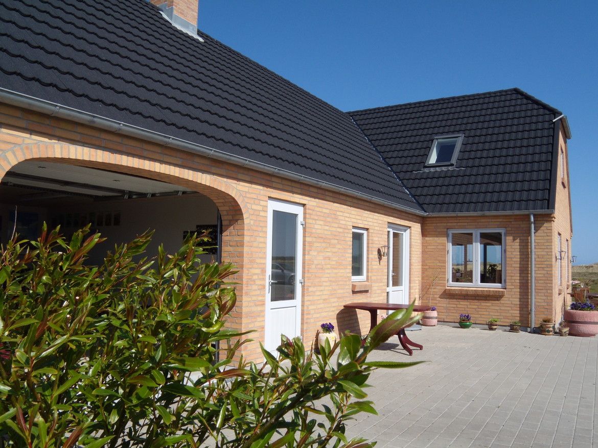 Decra tag: Se typer, ulemper & tilbud på montering (2025 priser)